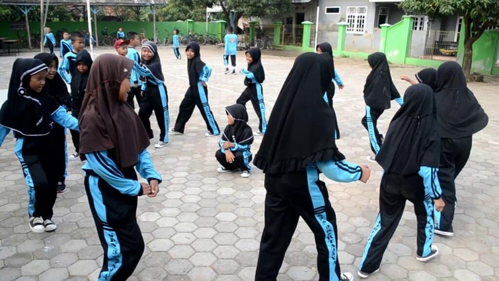 Jawaban Dan Penjelasan Dalam Permainan Kucing & tikus Variasi Gerak ...